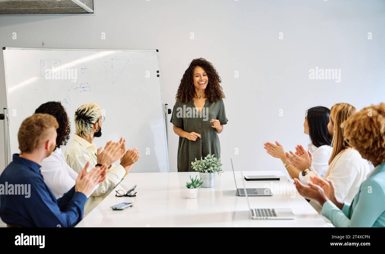 Applause receiving hi-res stock photography and images - Alamy