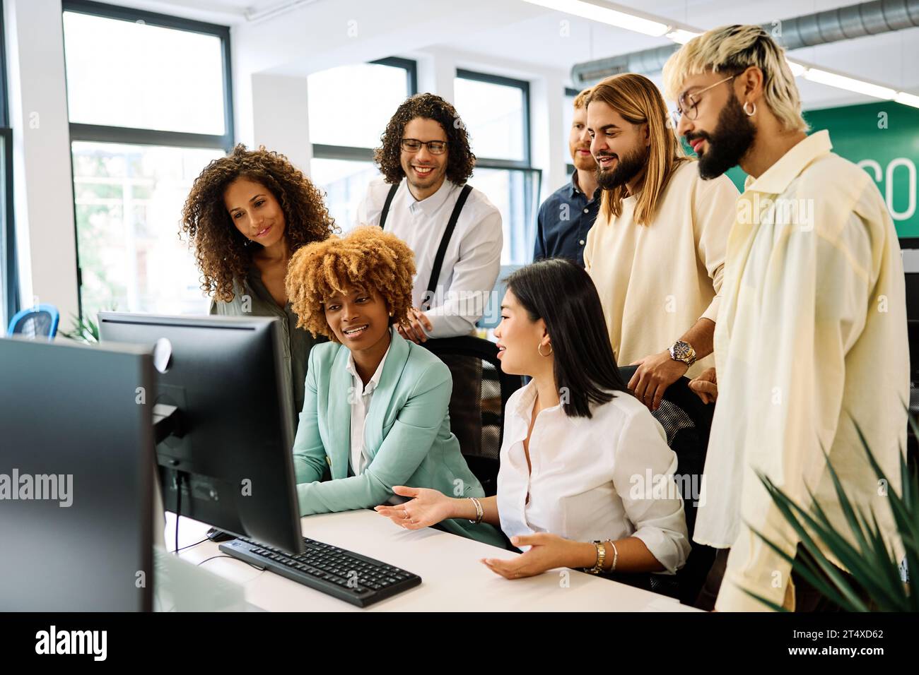 Coworking team people computer hi-res stock photography and images - Alamy