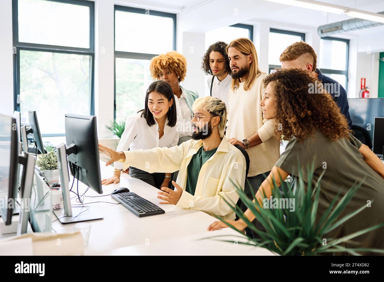 Meeting in front of the computer in a coworking Stock Photo - Alamy