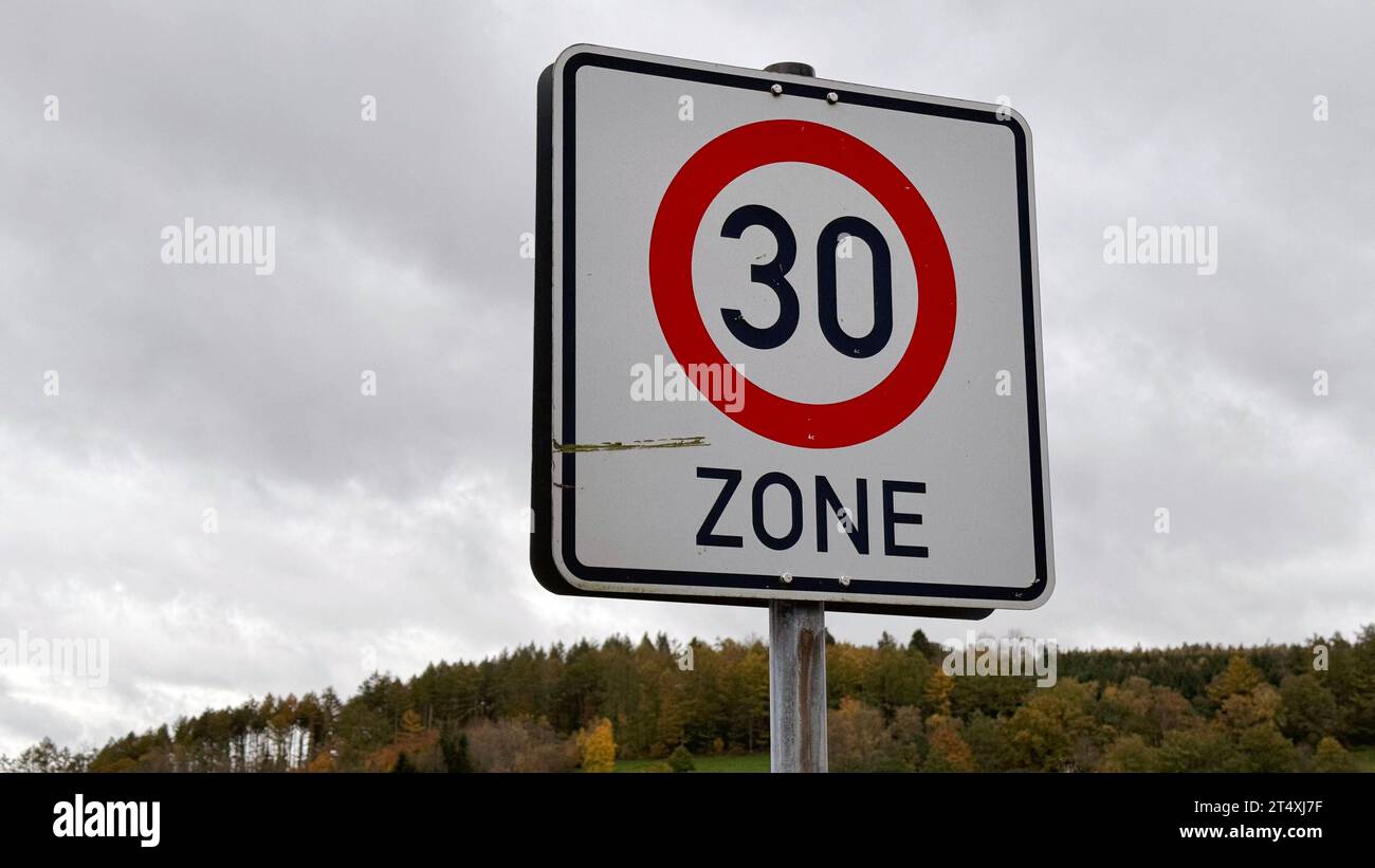 Verkehrszeichen, Beginn einer Tempo 30-Zone. Verkehrszeichen im ...