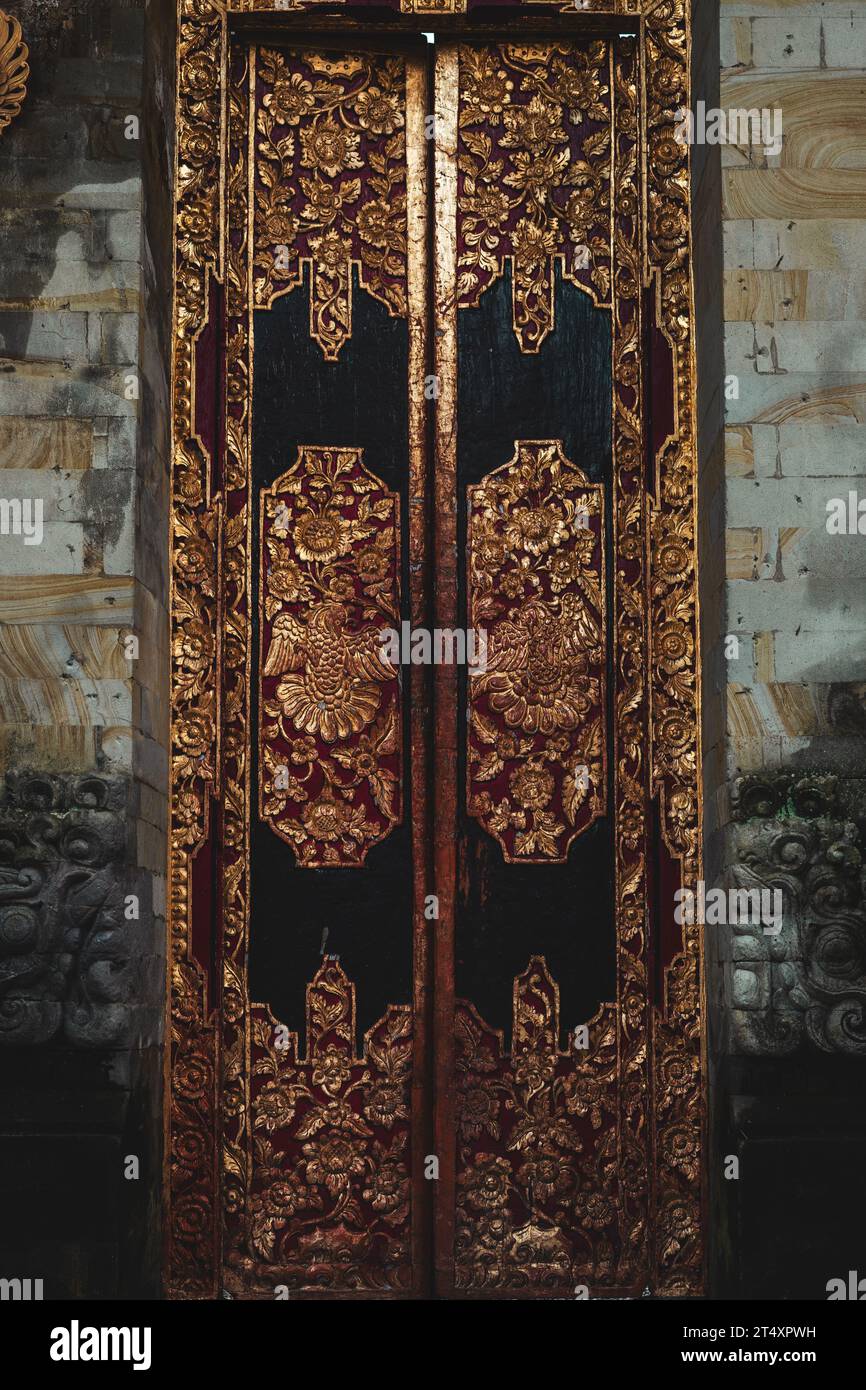 Ornate archway stands hi-res stock photography and images - Alamy