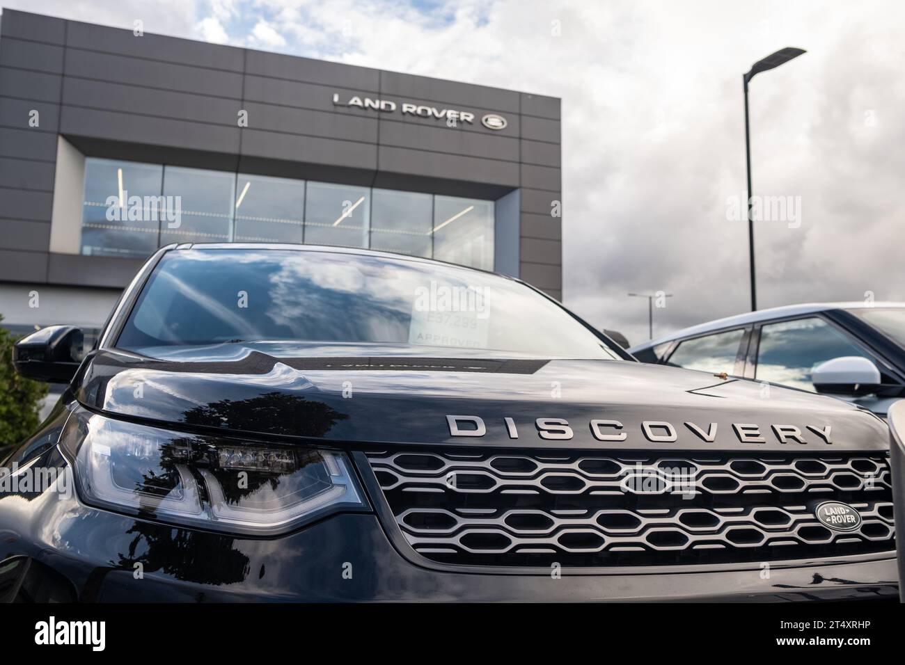 LONDON, OCTOBER 31, 2023: Jaguar Land Rover car showroom in Acton, west ...
