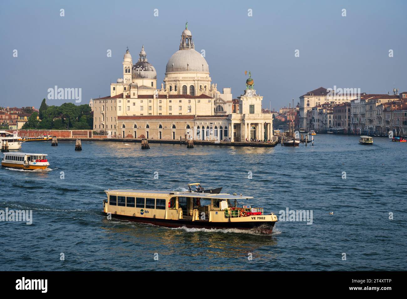 Basilica di Santa Maria della Salute and Dogana di Mare (customs house ...