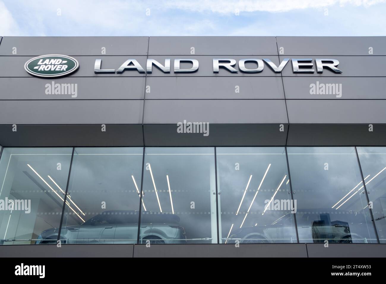Jaguar car showroom hi-res stock photography and images - Alamy