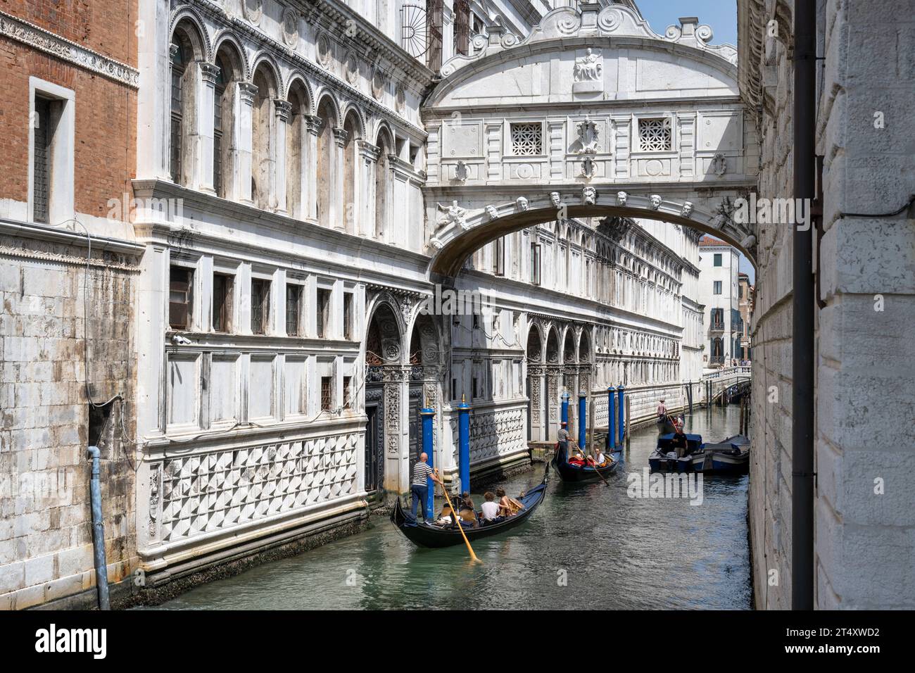 View of gondolas on Rio del Palazzo canal and enclosed Ponte dei ...