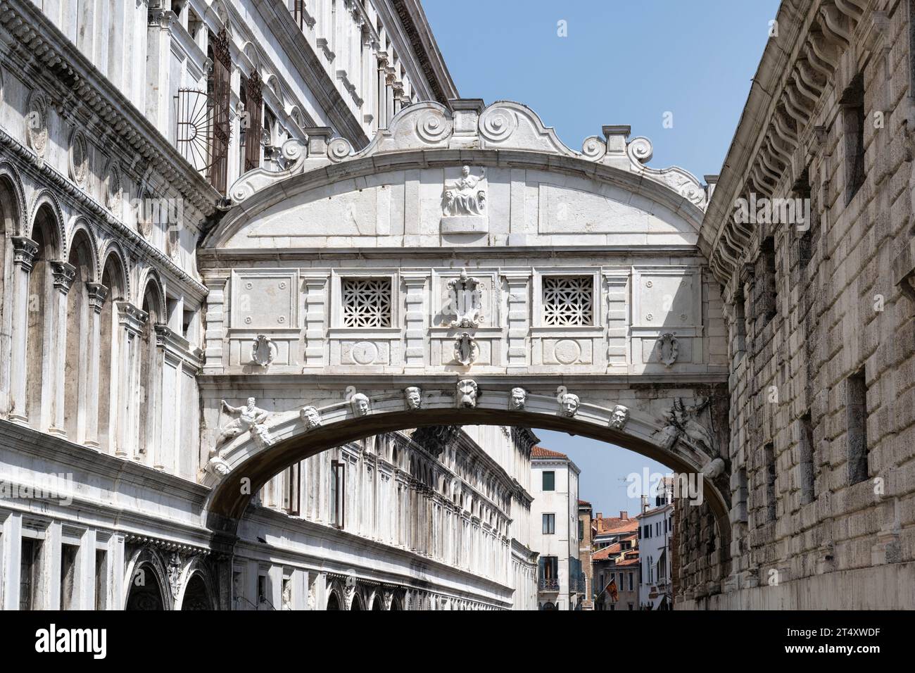 Closeup of iconic white stone enclosed Ponte dei Sospiri (Bridge of ...