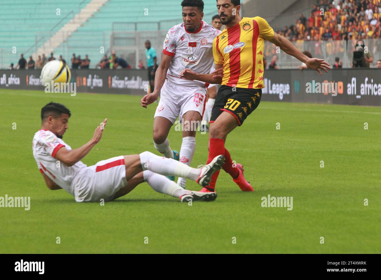 Rades, Tunis, Tunisia. 2nd Nov, 2023. Mohamed Ben Hmida(20) of EST in action with Amine ...
