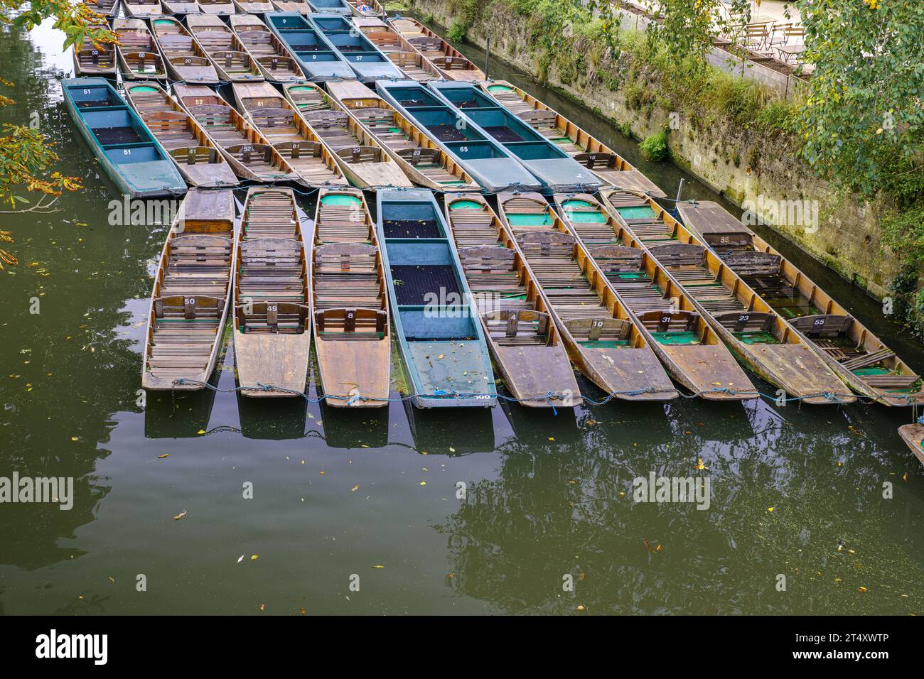 River wooden punts punting bridge hi-res stock photography and images ...