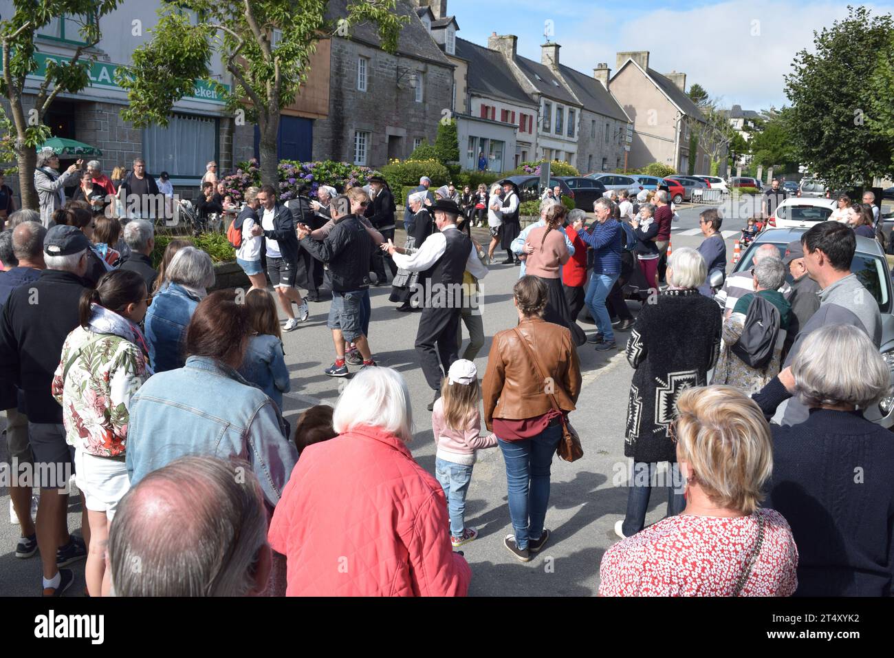 Traditional Breton folk dancers in Guerlesquin, Finistère, Bretagne ...
