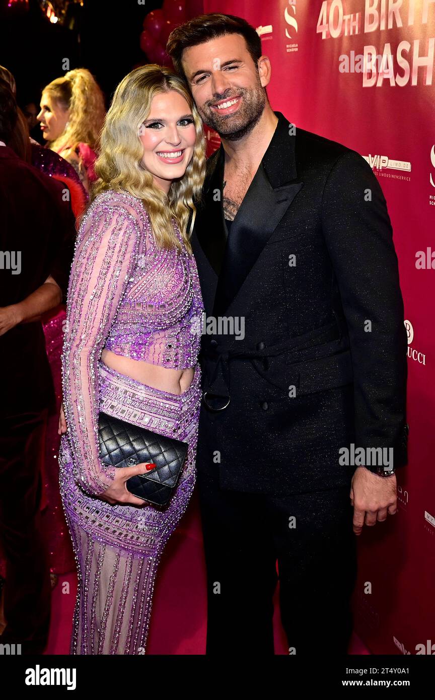 Jay Khan mit Freundin Jessie Noe Scheuermann bei der 40 ...