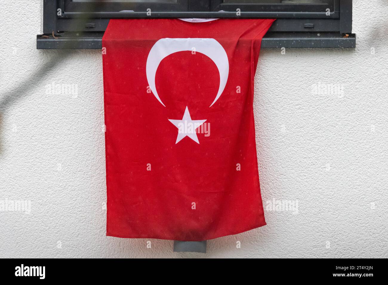 A Turkish flag hangs in front of a window on a house in Frankfurt am ...