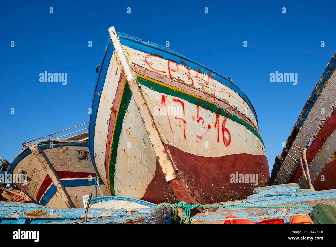 Super wide angle, boat oblique front view, refugee boats, Cimitero ...