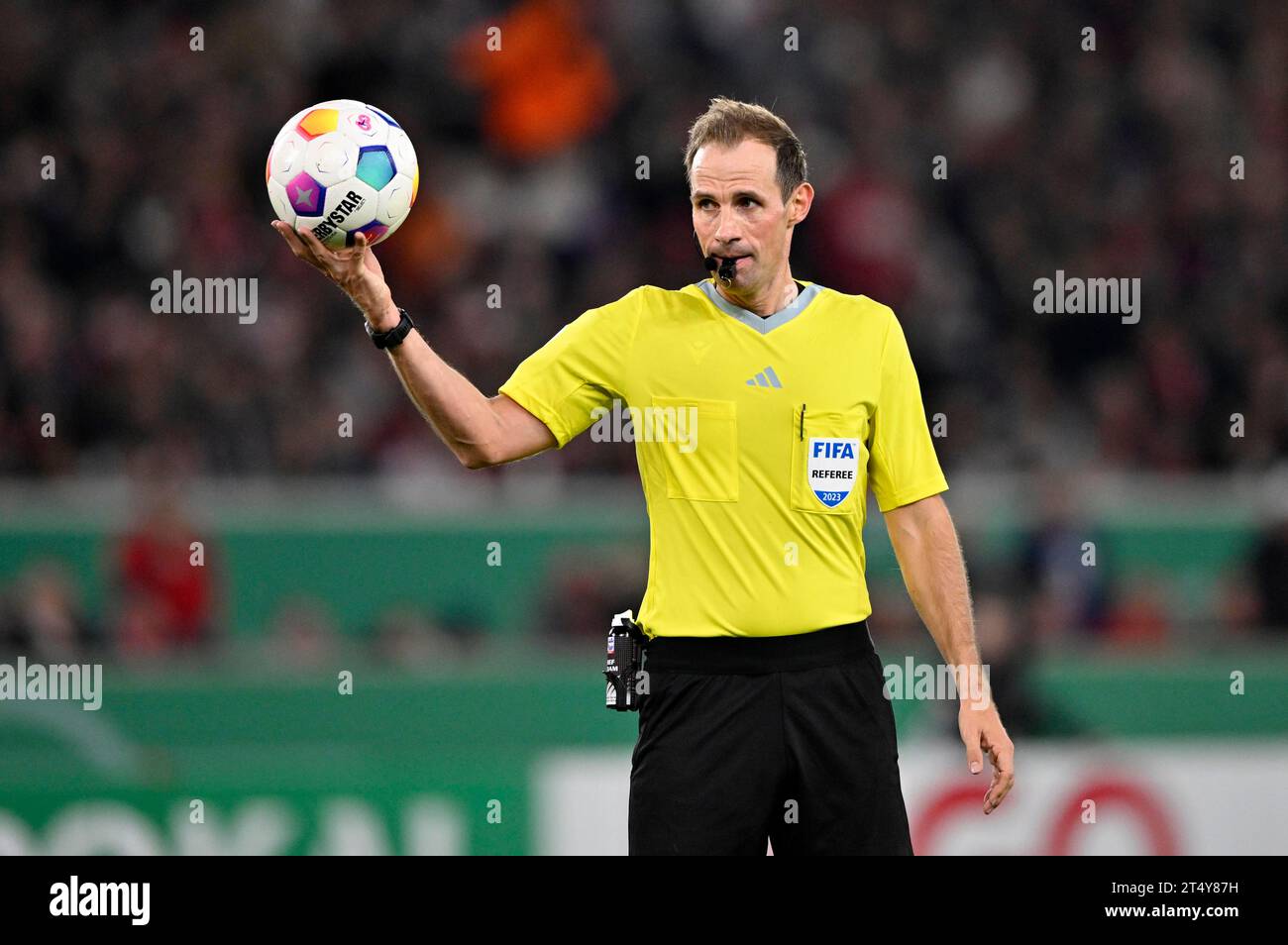 DFB Cup, referee ball, referee referee Sascha Stegemann, gesture ...