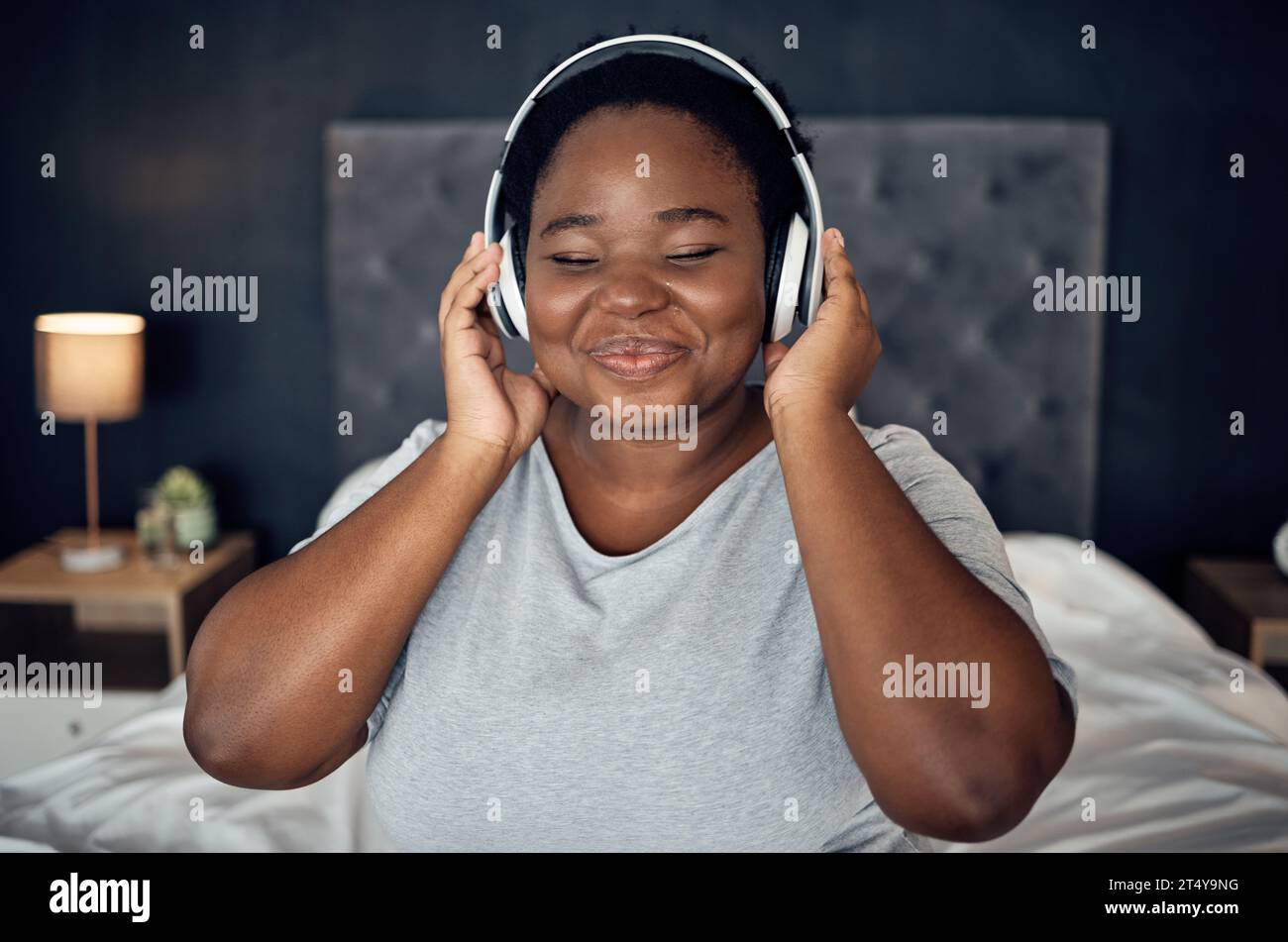 Person crying headphones hi-res stock photography and images - Alamy