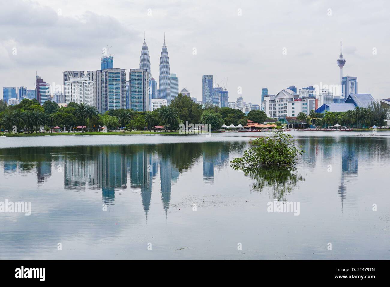 Taman Tasik Titiwangsa (Titiwangsa Lake Park) and Kuala Lumpur skyline ...