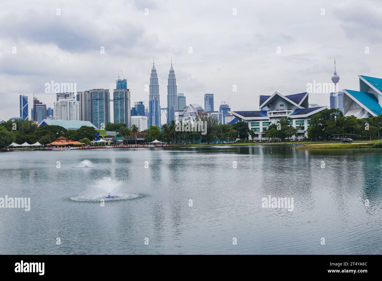 Taman Tasik Titiwangsa (Titiwangsa Lake Park) and Kuala Lumpur skyline ...