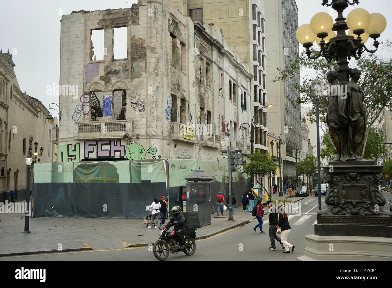 Damaged building in the old town. Lima, Peru Stock Photo - Alamy
