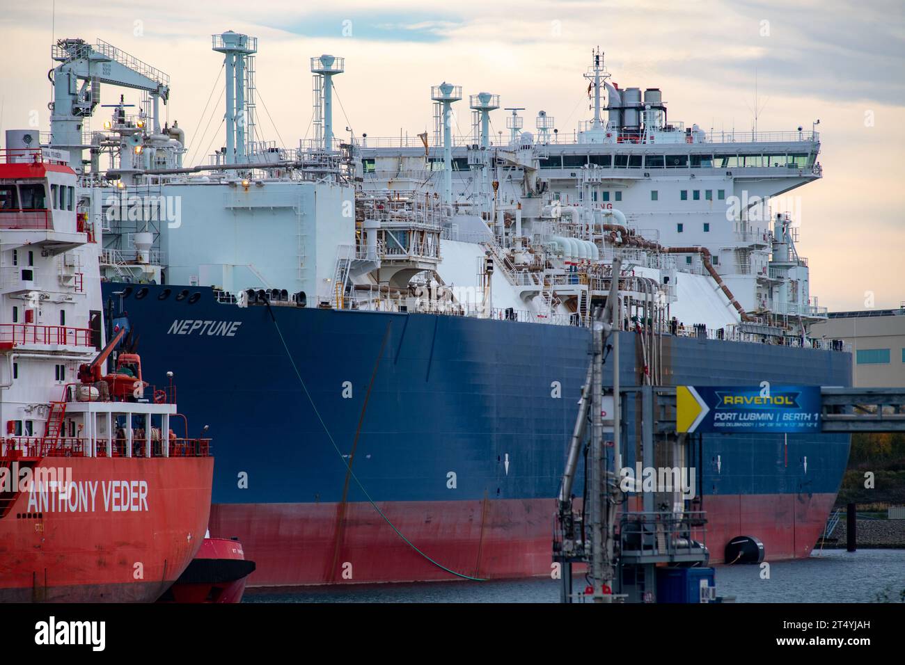 Lubmin, Germany. 02nd Nov, 2023. The LNG processing vessel "Neptune" (r ...