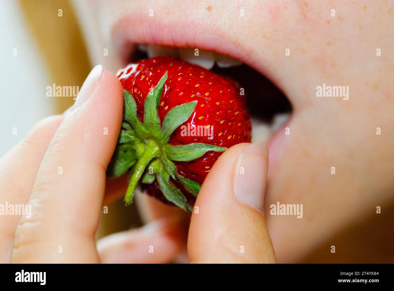 Erdbeere essen, BLF *** Eat strawberry, BLF 07012154 Credit: Imago ...