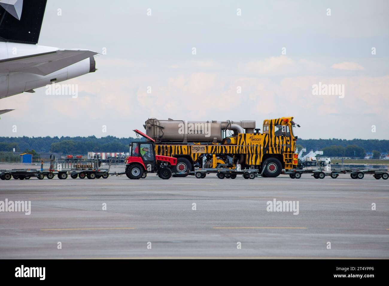 Aircraft cleaning hi-res stock photography and images - Alamy