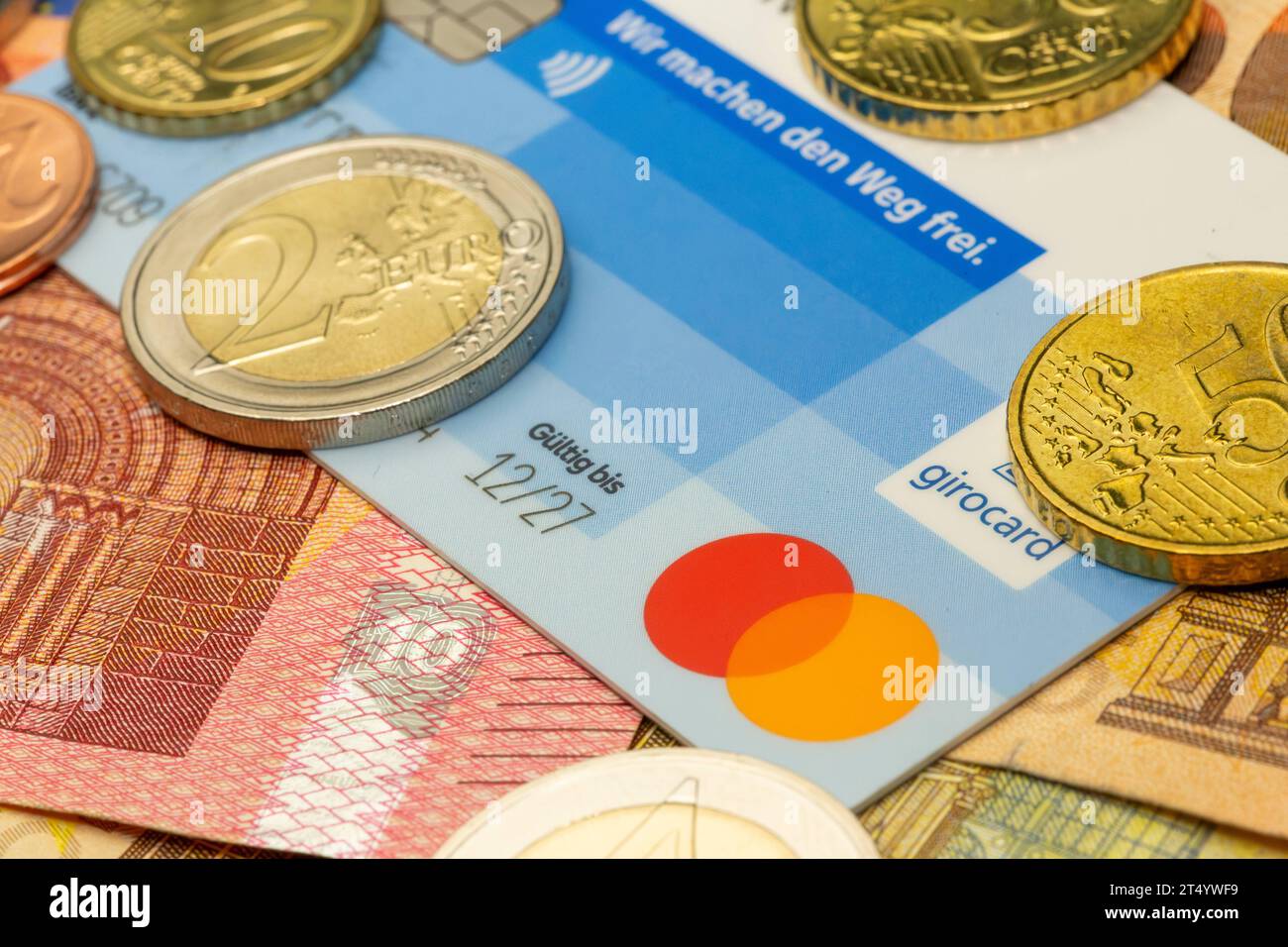 Girokarte der VR-Bank. Auf den neuen Girokarten ist die MAESTRO ...