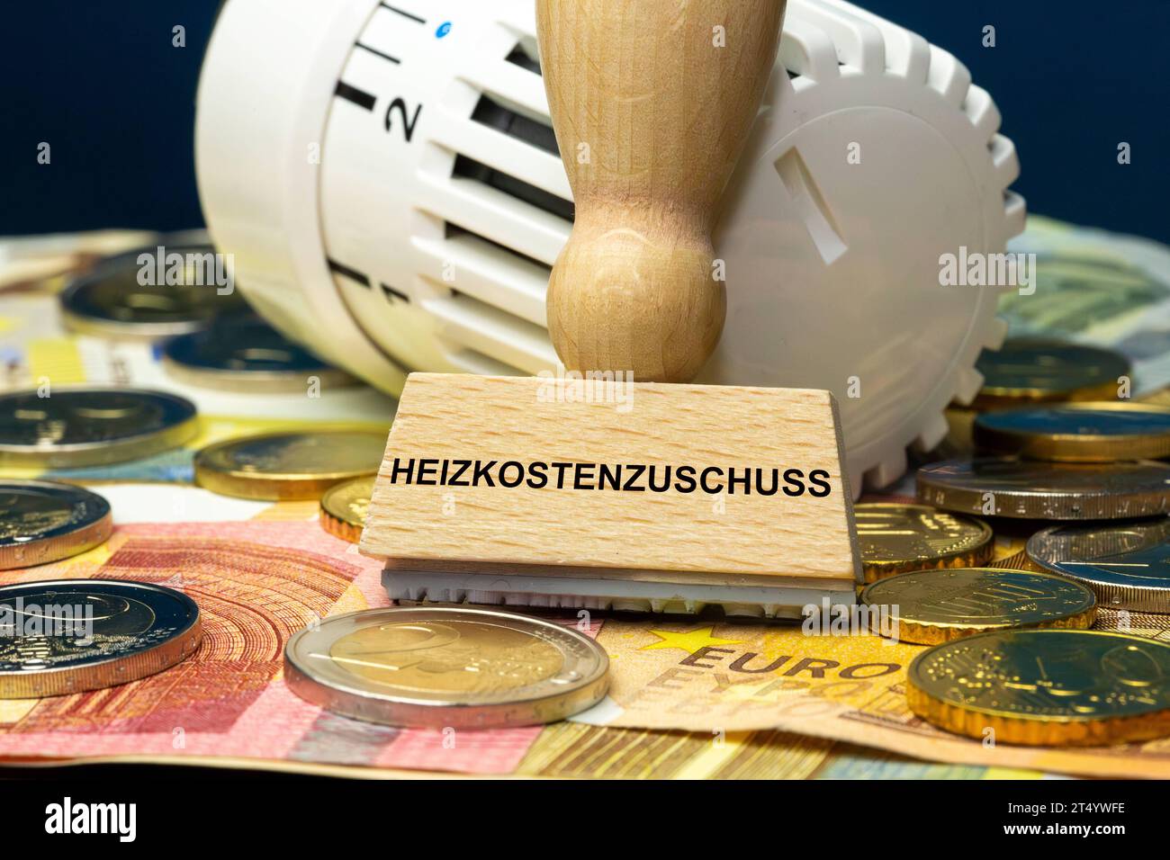 Thermostat auf Euro-Banknoten und Euro-Münzen und ein Stempel mit der ...