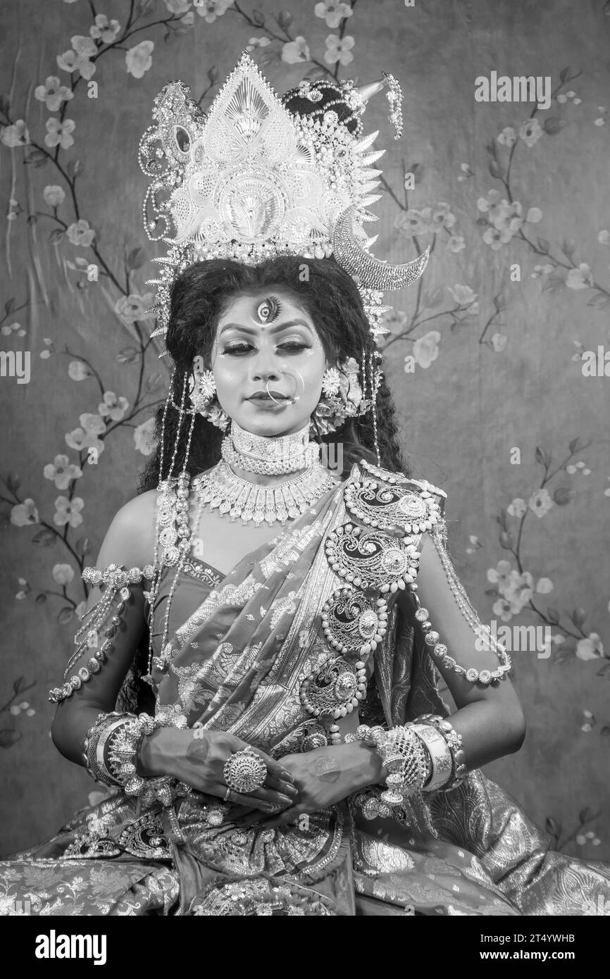 Portrait of beautiful Indian girl of Durga Idol Agomoni Concept Indoor ...