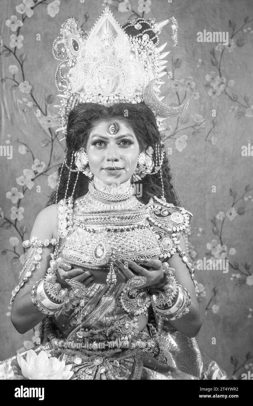 Portrait of beautiful Indian girl of Durga Idol Agomoni Concept Indoor ...