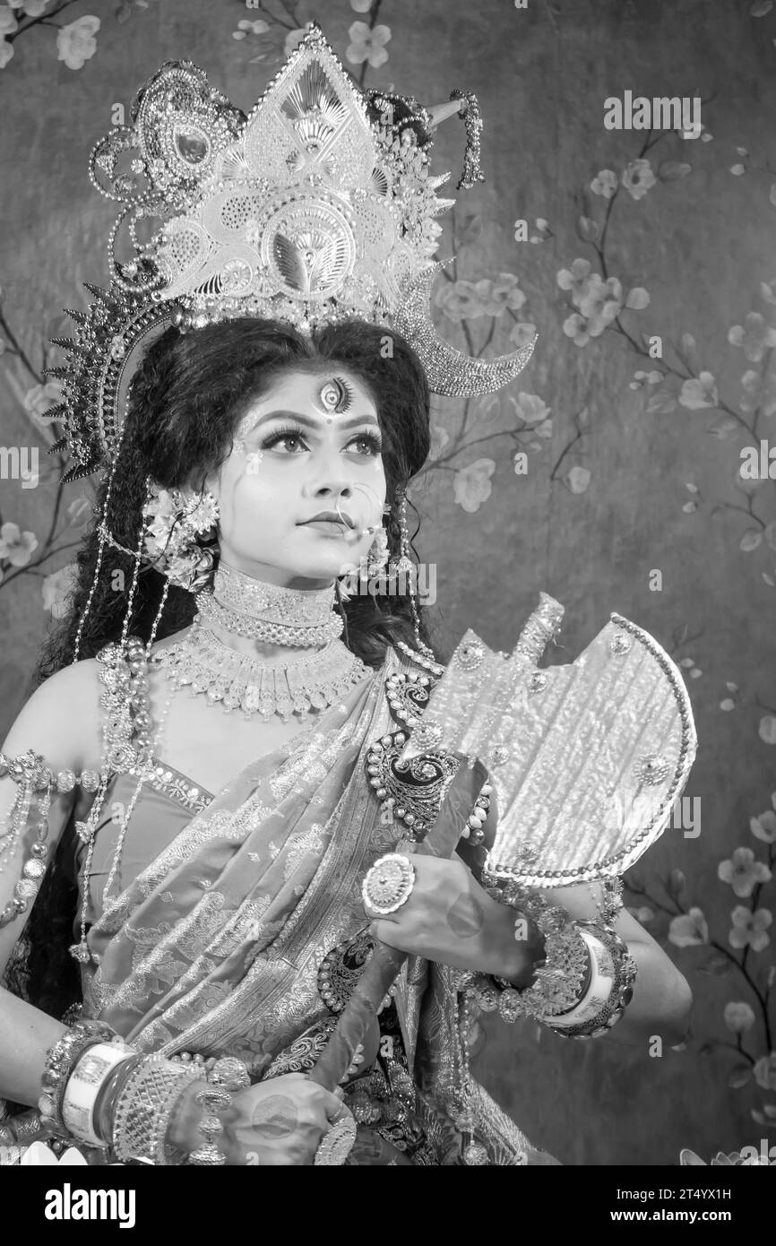 Portrait of beautiful Indian girl of Durga Idol Agomoni Concept Indoor ...