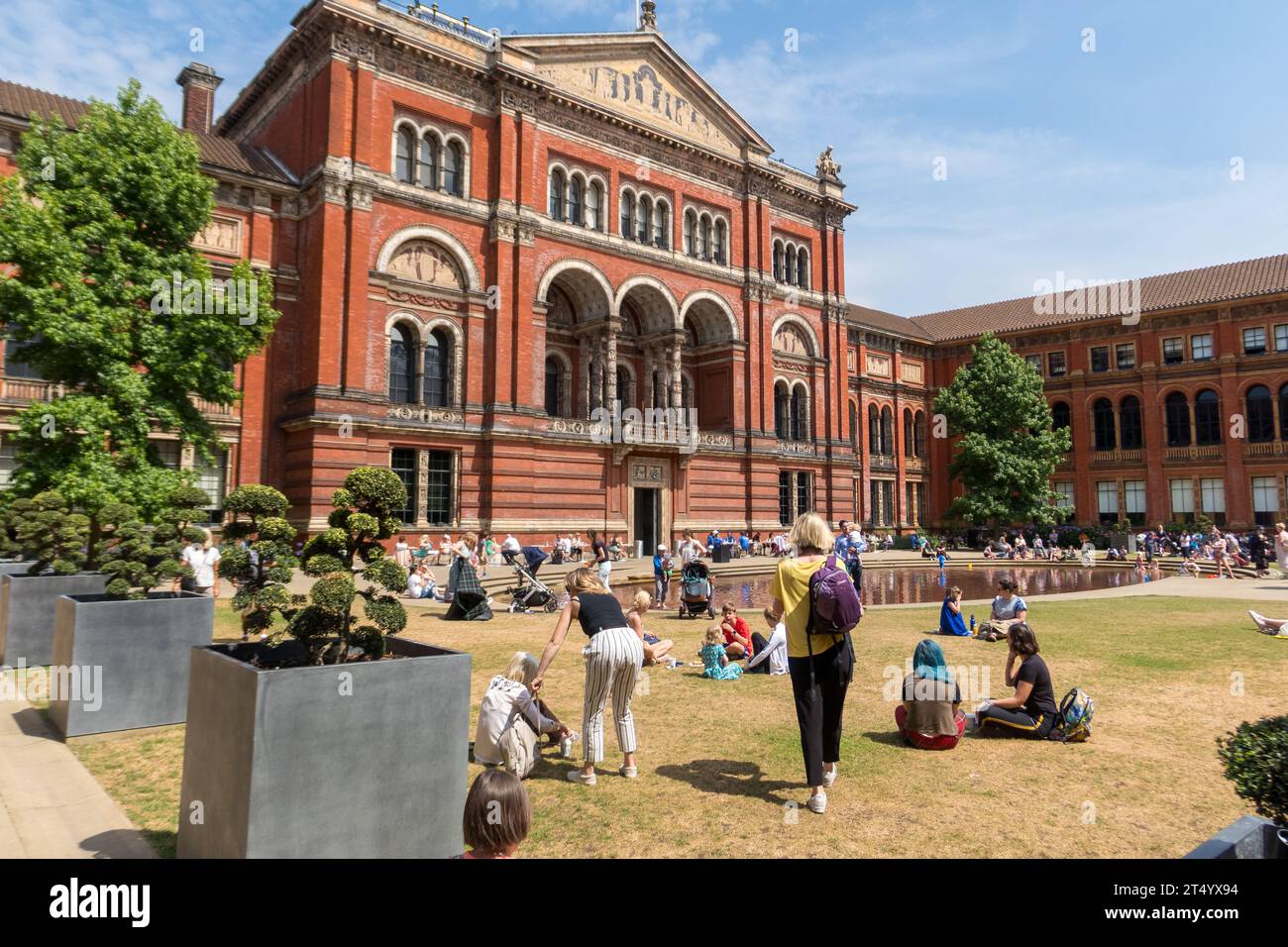 Crowd relaxing in the inner courtyard of the Victoria and Albert Museum ...