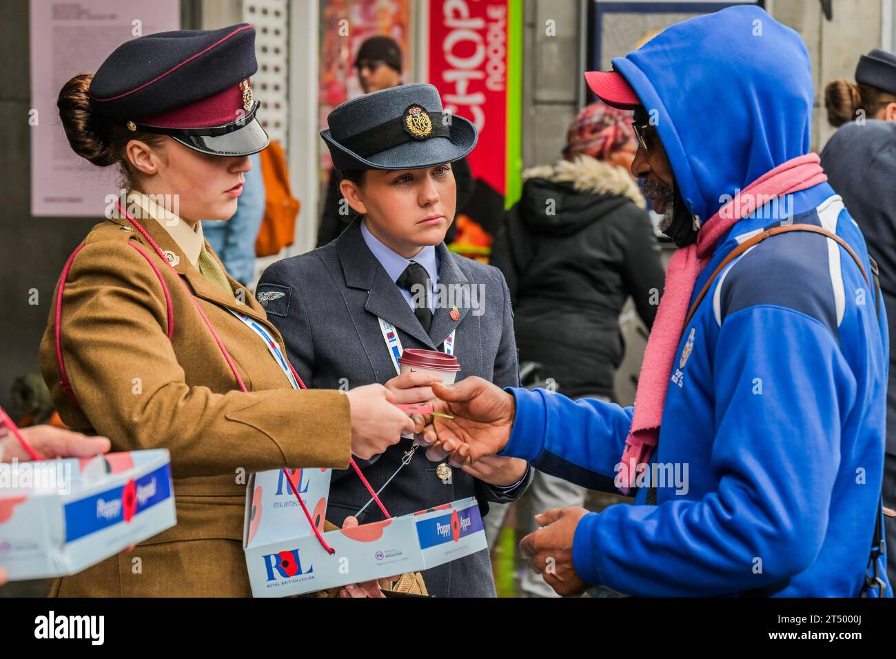 London, UK. 2nd Nov, 2023. Soldiers and RAF personnel sell poppies at ...