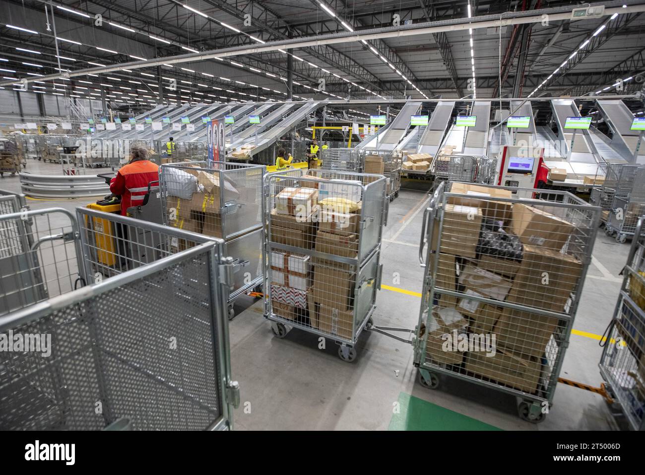 Parcel sorting machine hi-res stock photography and images - Alamy