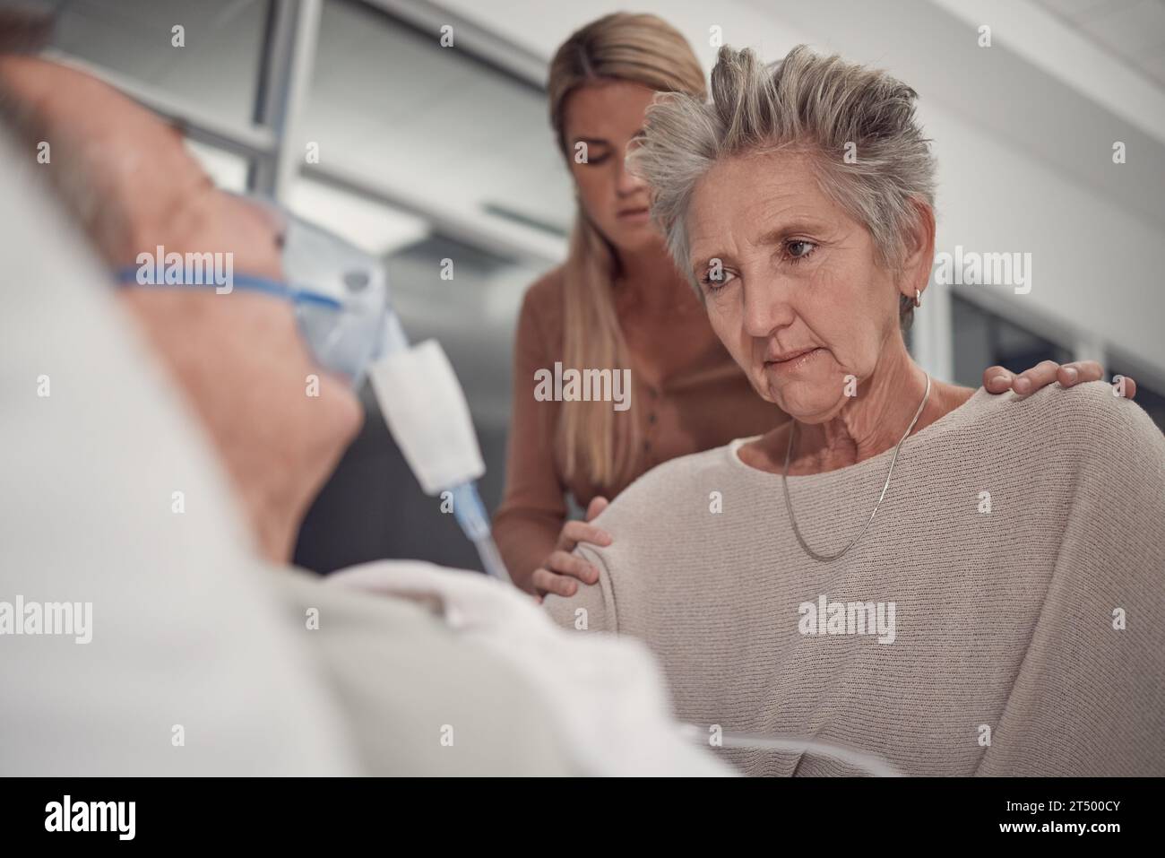 Old person in bed breathing hi-res stock photography and images - Alamy