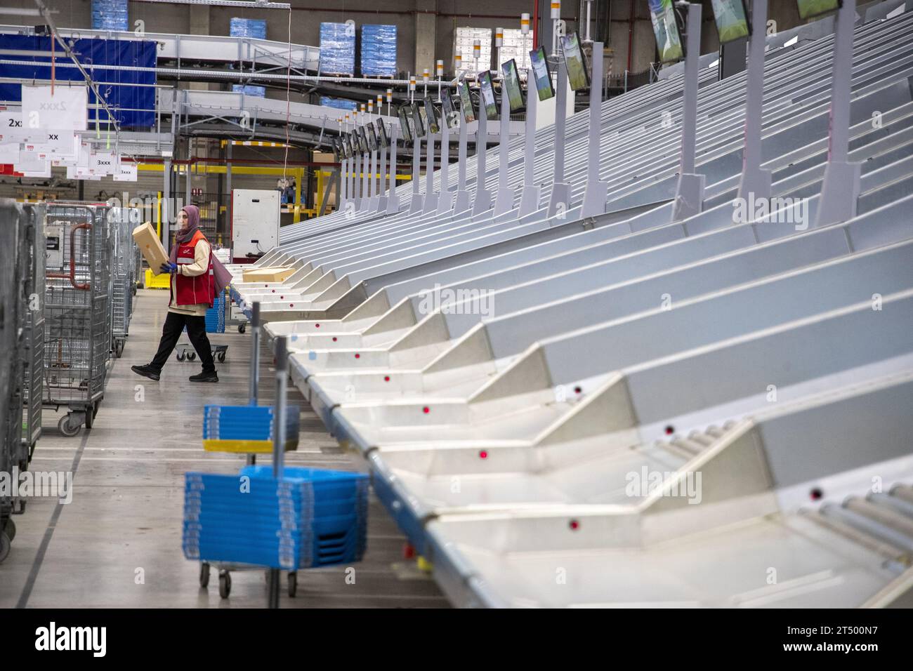 Parcel sorting machine hi-res stock photography and images - Alamy