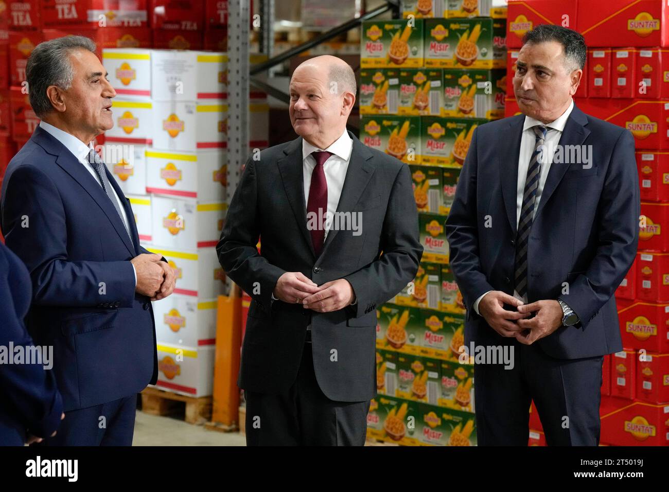 Bundeskanzler Scholz besucht den Lebensmittelhaendler Suntat Europe ...