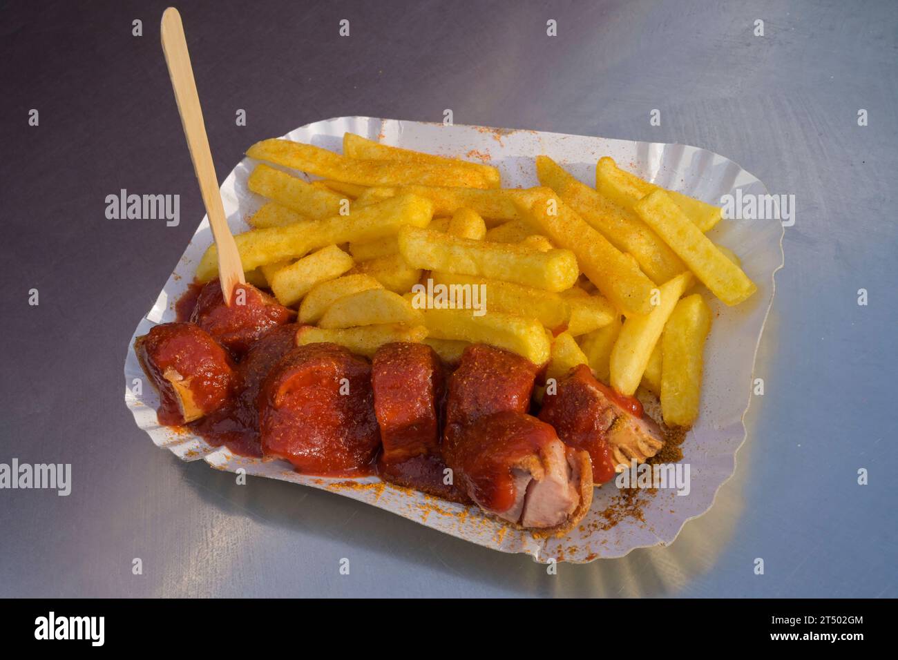 Currywurst mit Pommes von Curry 36, Berlin, Deutschland *** Currywurst ...