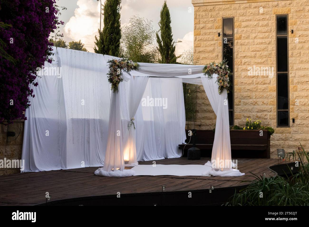 Jewish wedding canopy hi-res stock photography and images - Alamy