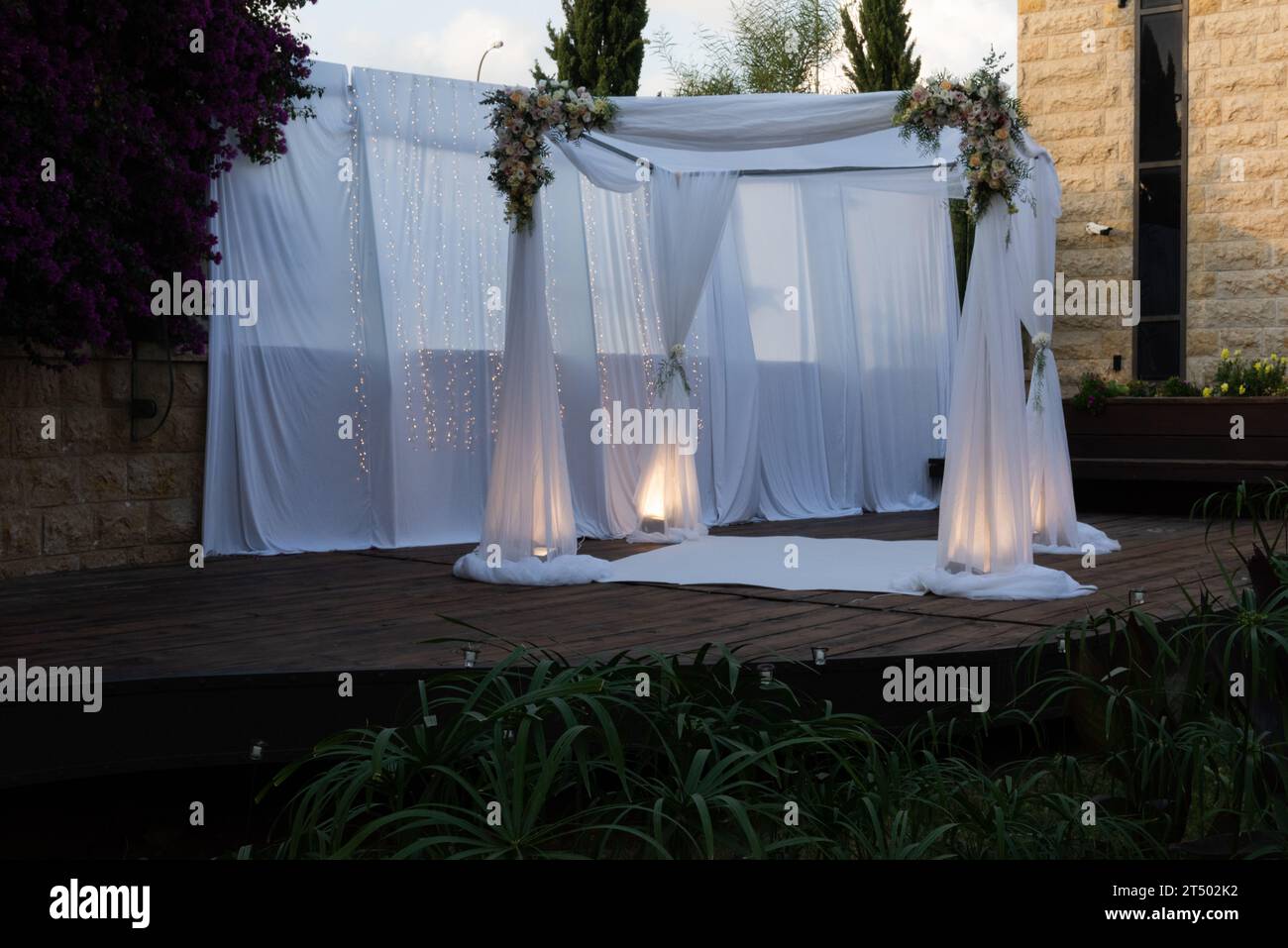 Jewish wedding canopy hi-res stock photography and images - Alamy