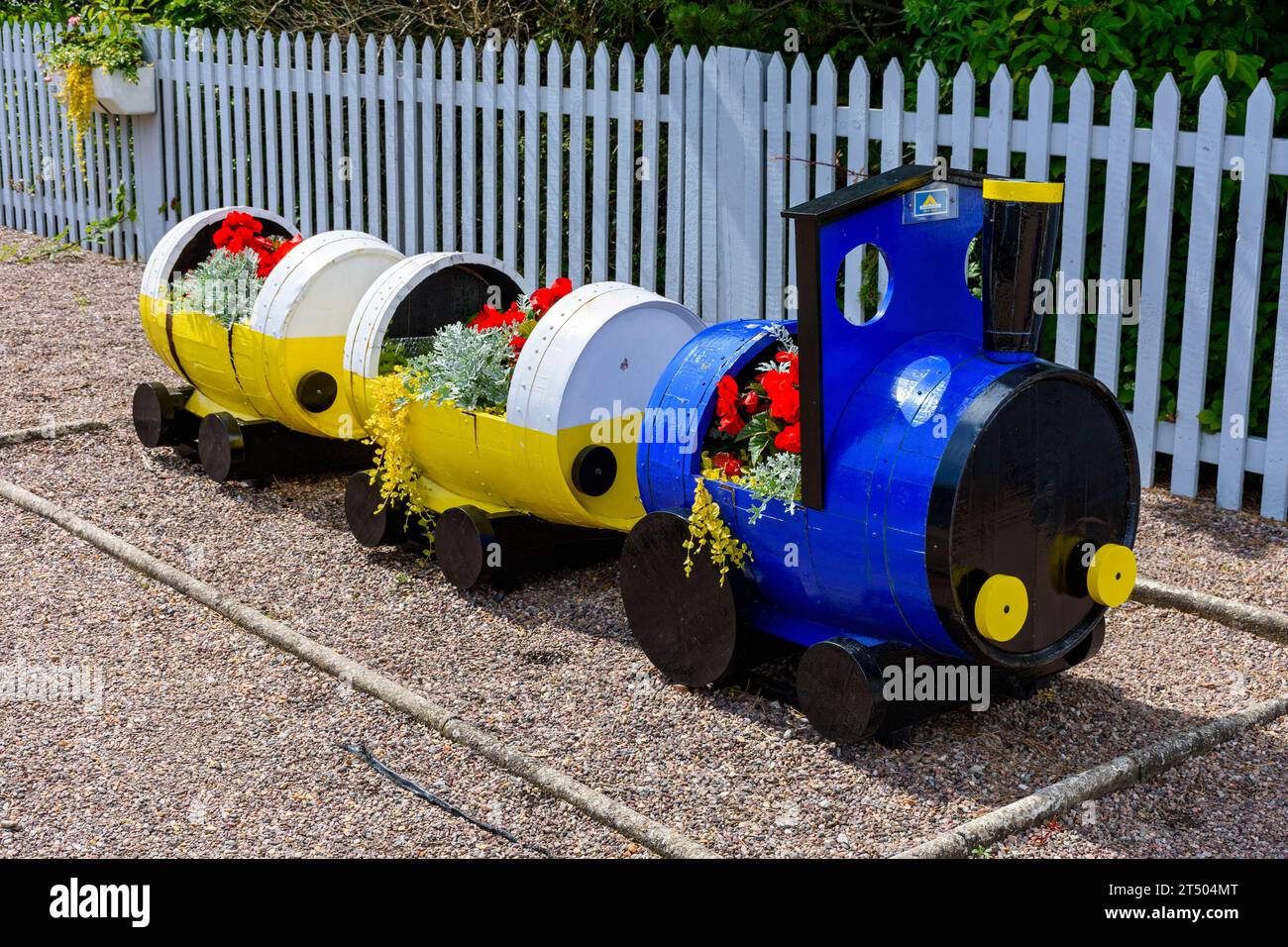 Flower planter hi-res stock photography and images - Alamy