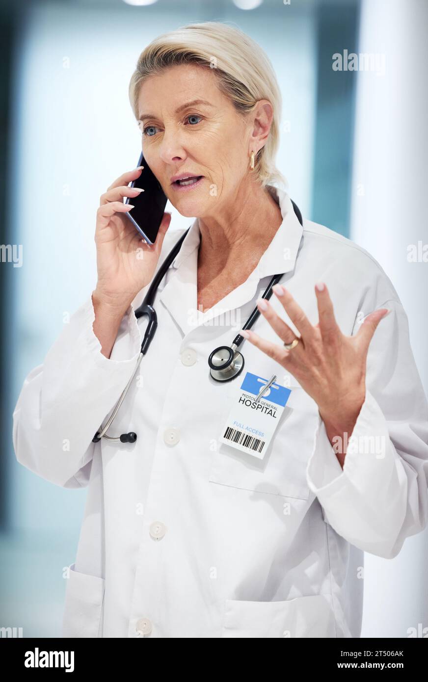 Senior nurse hospital confused hi-res stock photography and images - Alamy