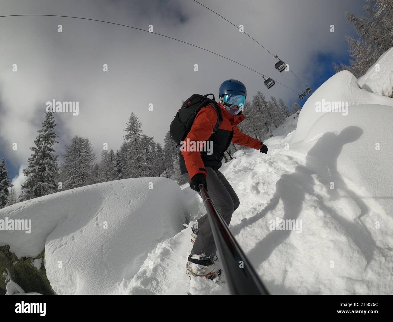Man riding in powdre on snowborad. Freeride powder, snowboarding in ...