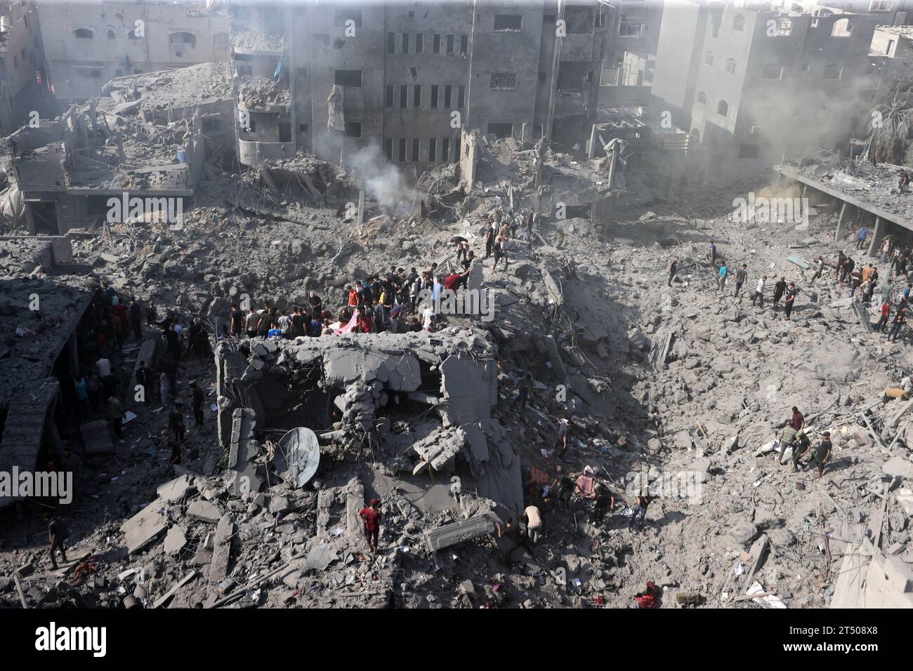 Gaza. 2nd Nov, 2023. People conduct rescue work among the rubble of ...