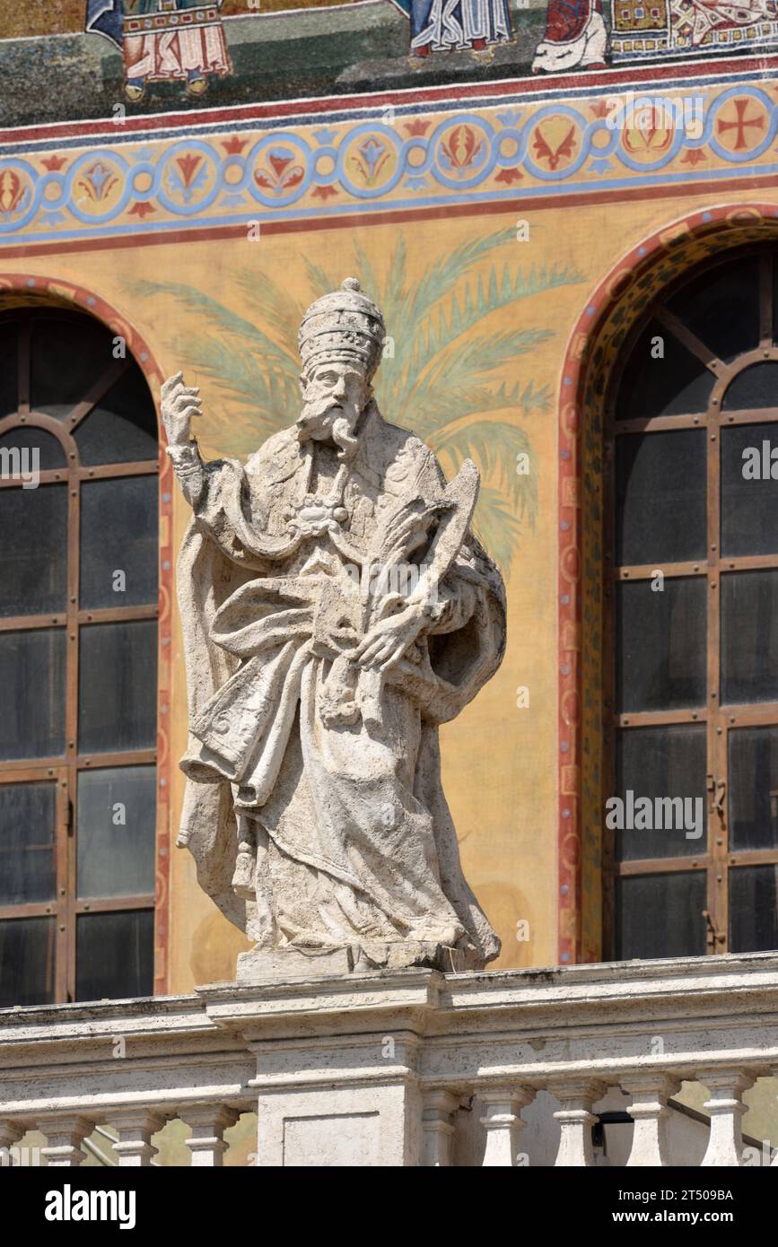 Baroque statues hi-res stock photography and images - Alamy