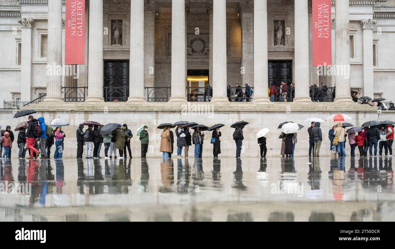 London, UK. 2 November 2023. UK Weather - Tourists in Trafalgar Square ...