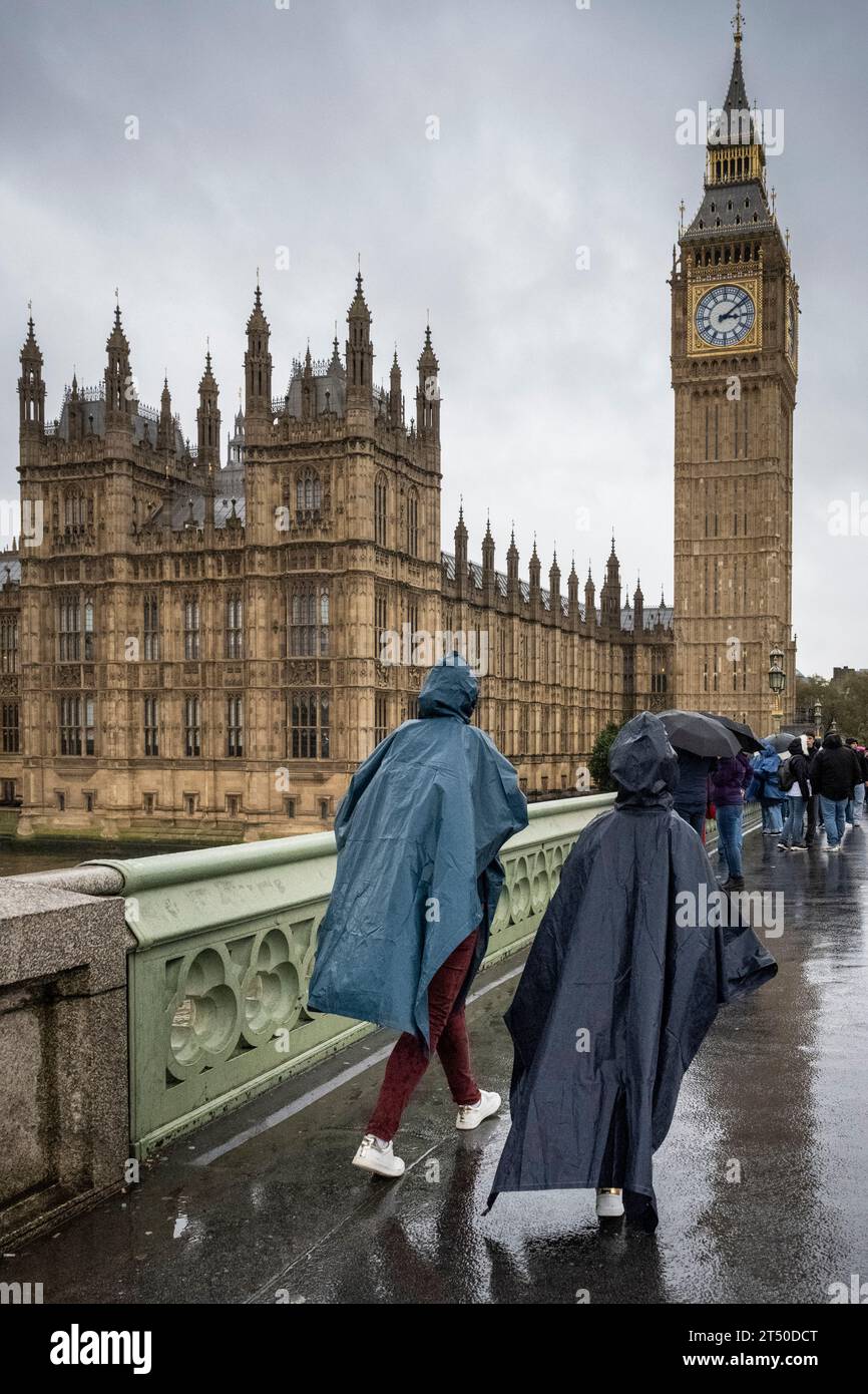 London, UK. 2 November 2023. UK Weather - Tourists on Westminster ...