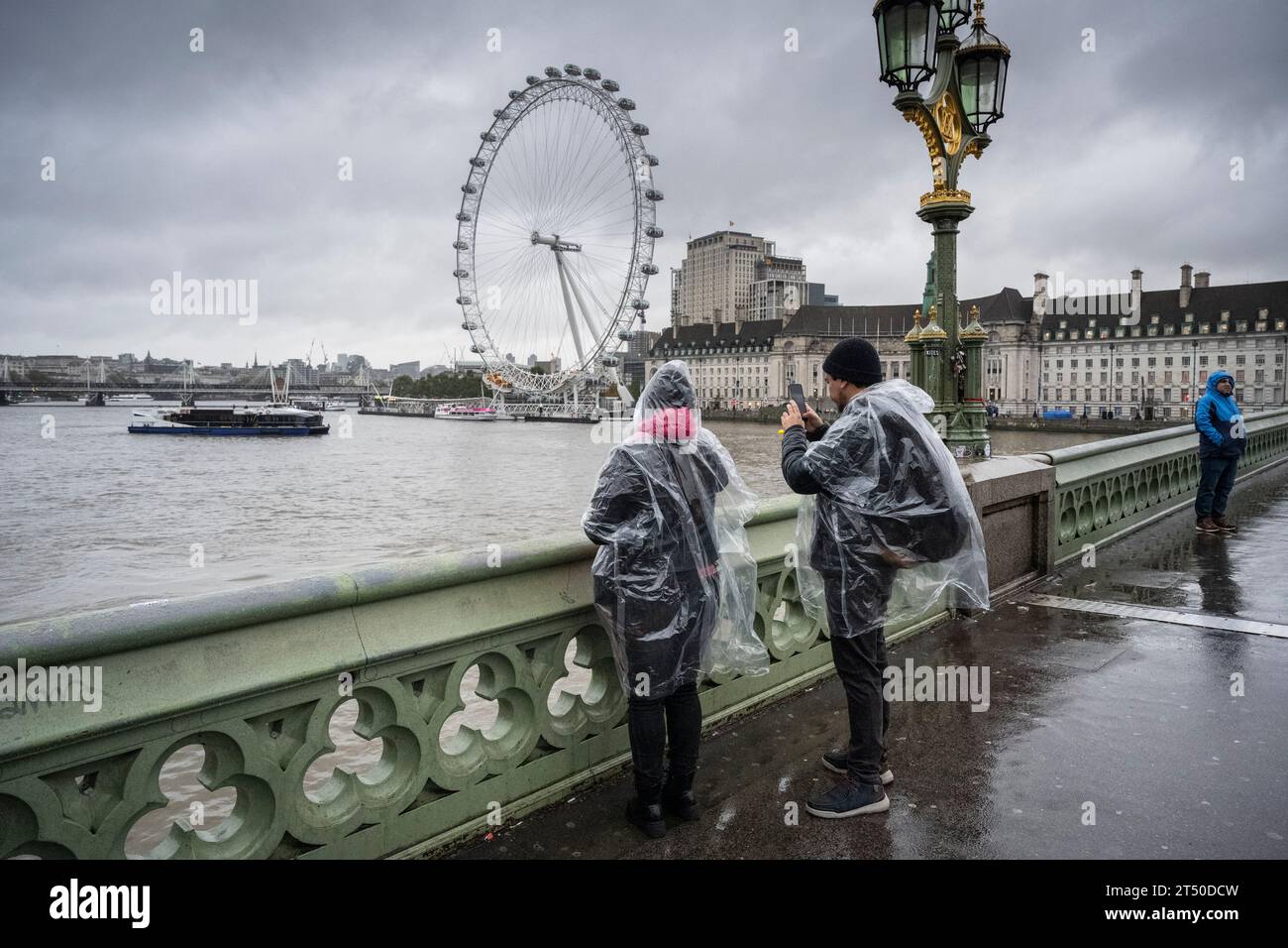 London, UK. 2 November 2023. UK Weather - Tourists on Westminster ...
