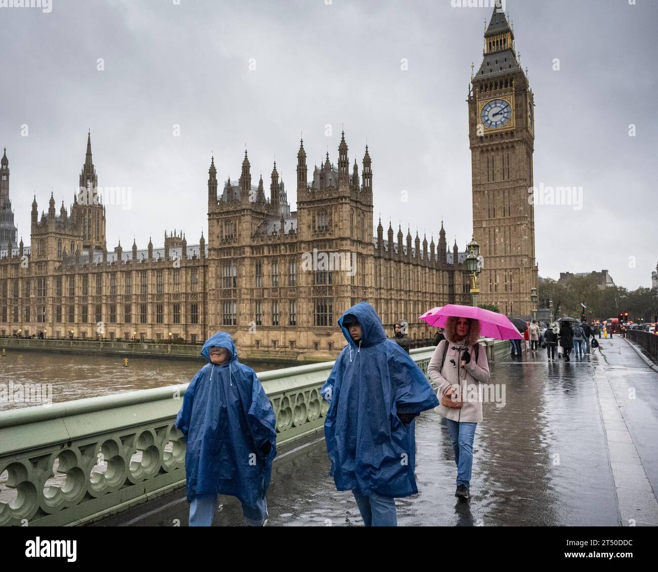 London, UK. 2 November 2023. UK Weather - Tourists on Westminster ...