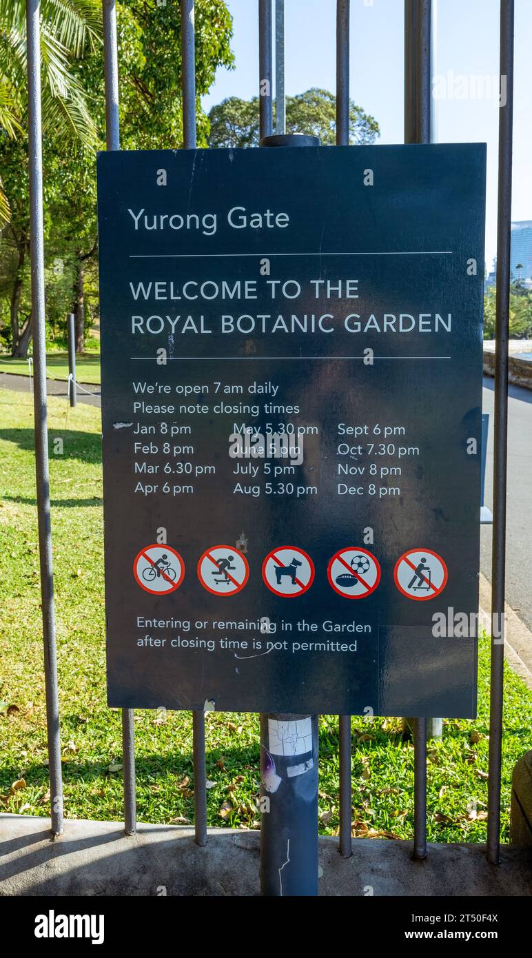 Royal Botanic Gardens Sign for the opening times of the garden in ...