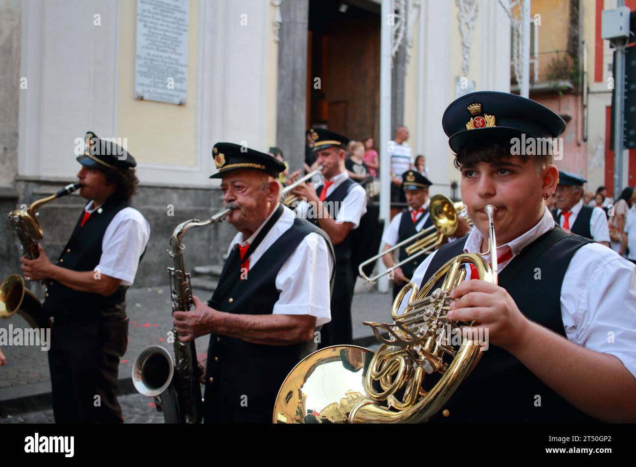 The musicians play their musical instruments after the statue of the ...