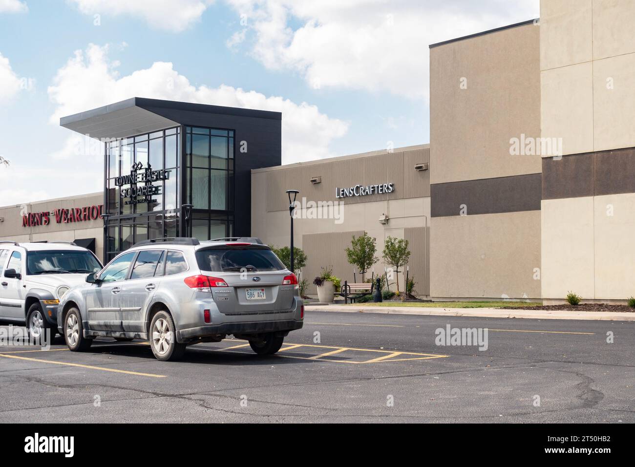Town square mall hi-res stock photography and images - Alamy